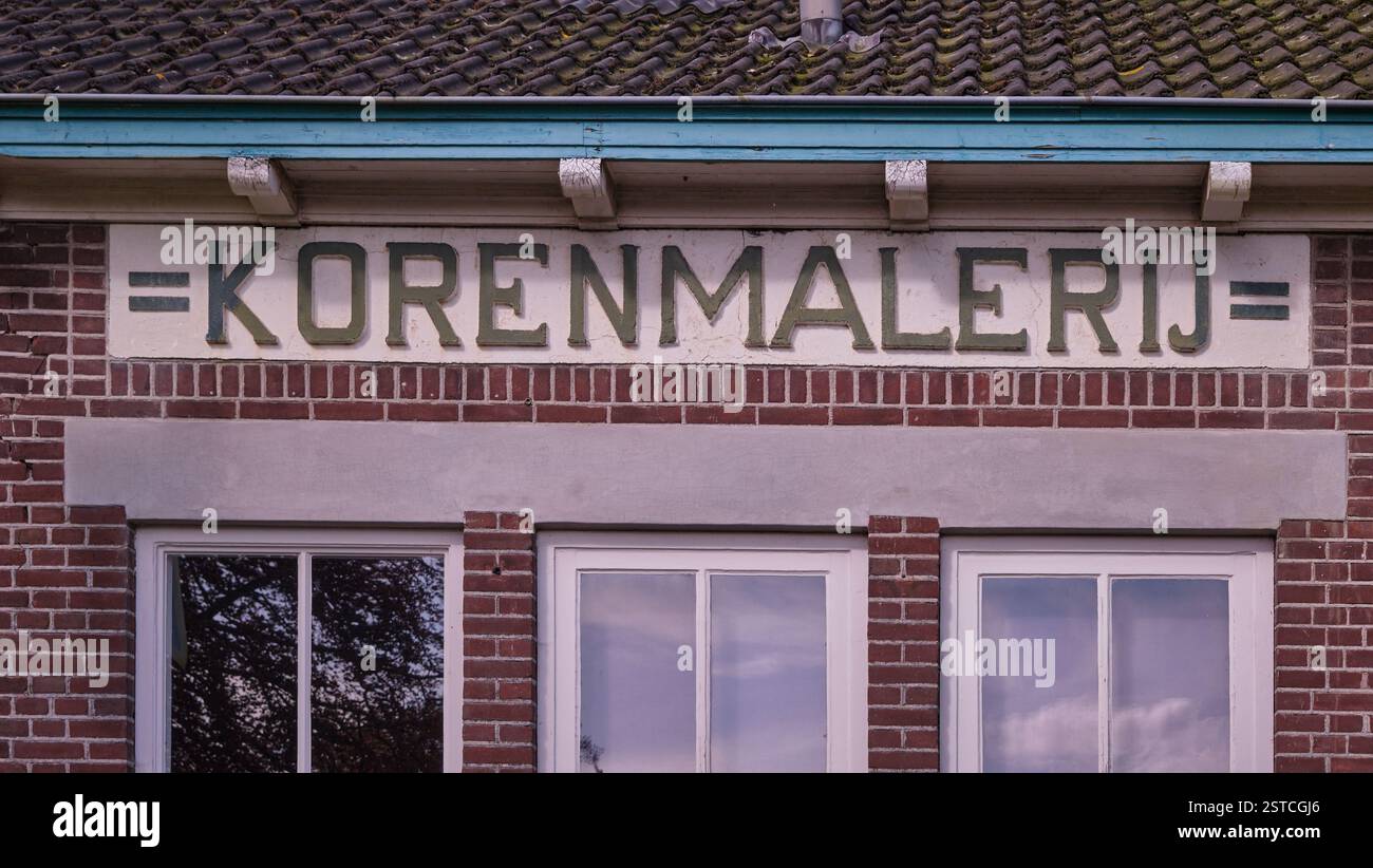 Vintage signage lettering building hi-res stock photography and images ...