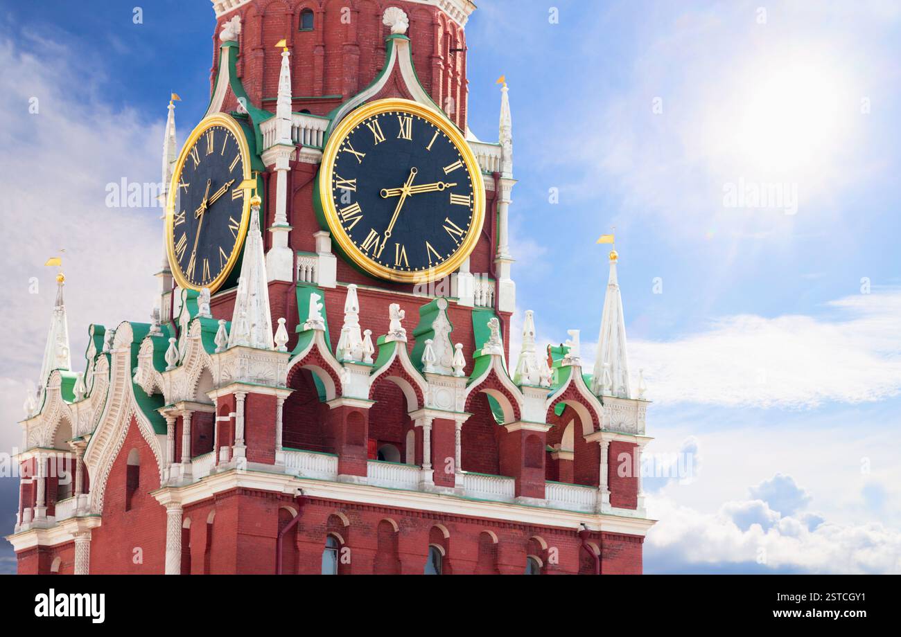 Moscow kremlin famous spasskaya tower with kremlin chimes close up hi ...
