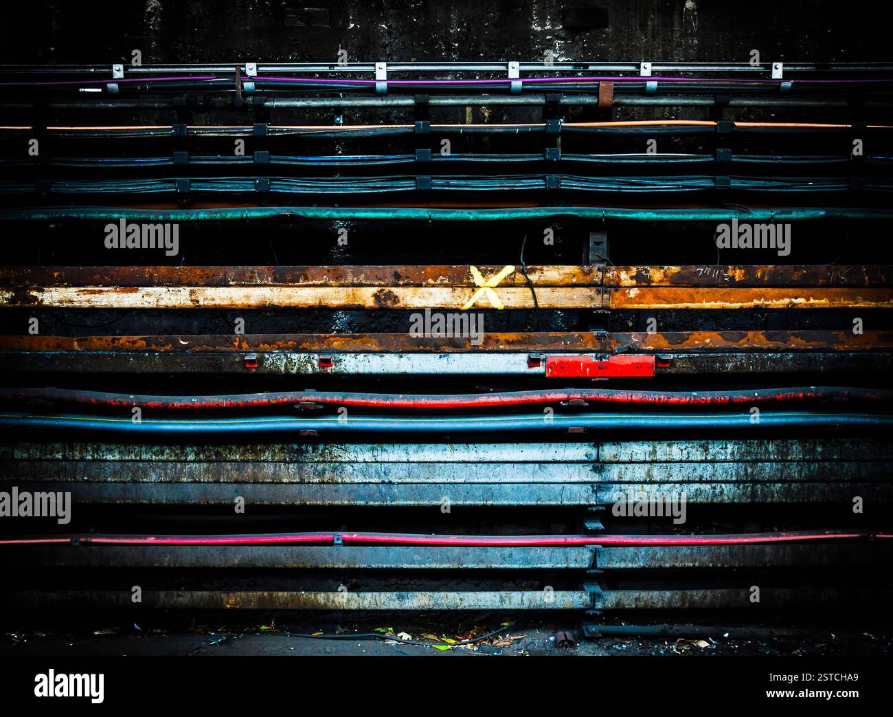 Rust wire cables hi-res stock photography and images - Alamy