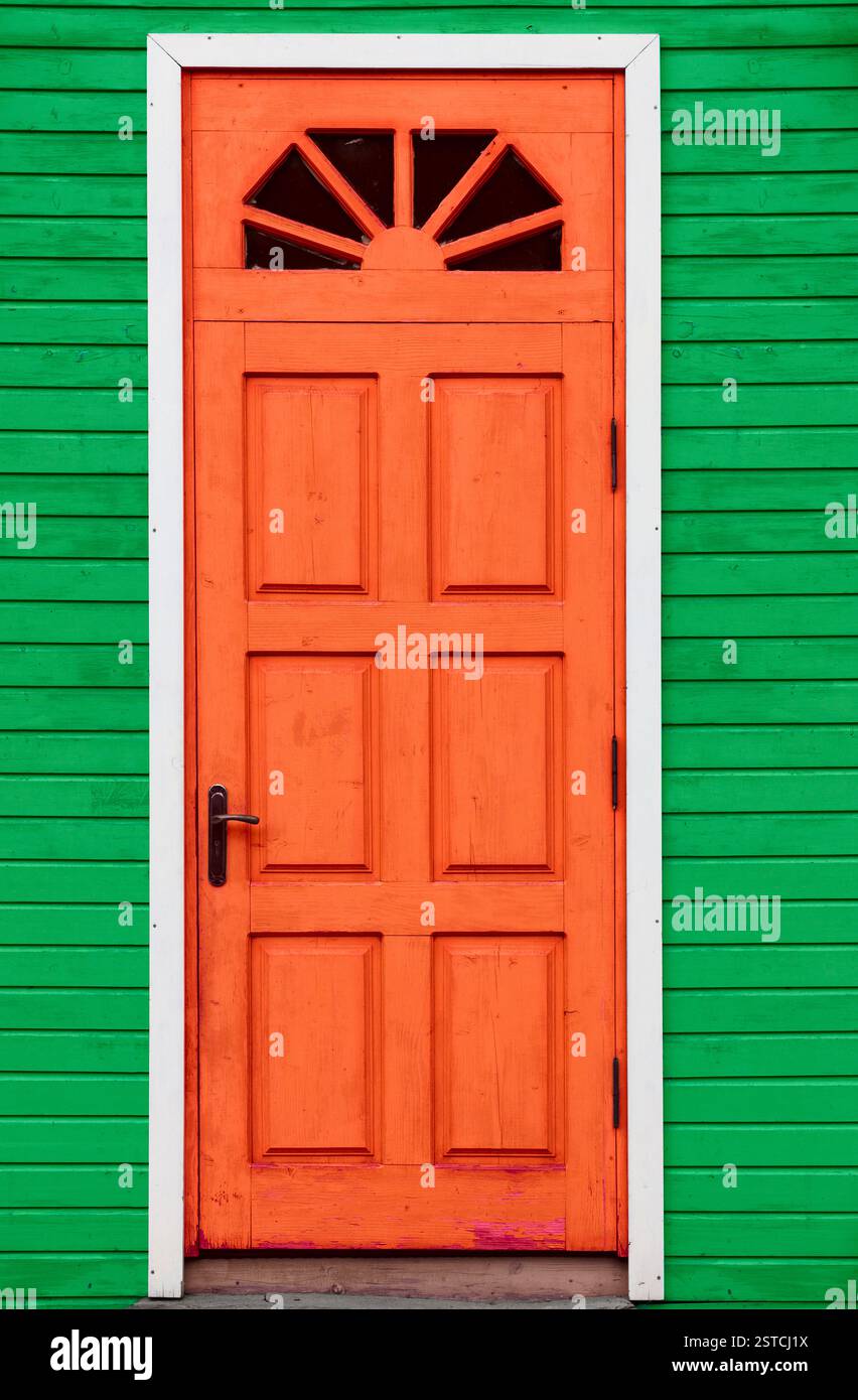 Vintage wooden green door hi-res stock photography and images - Alamy