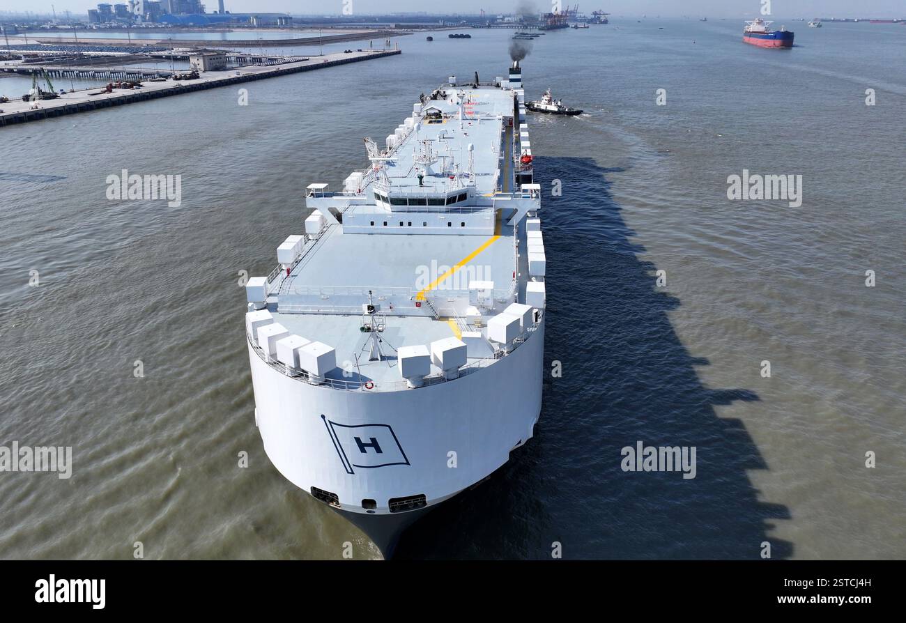 A ro-ro ship loaded with export vehicles leave Haitong (Taicang ...