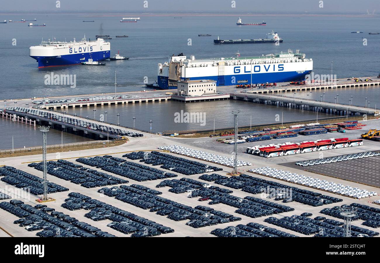 A ro-ro ship loaded with export vehicles leave Haitong (Taicang ...
