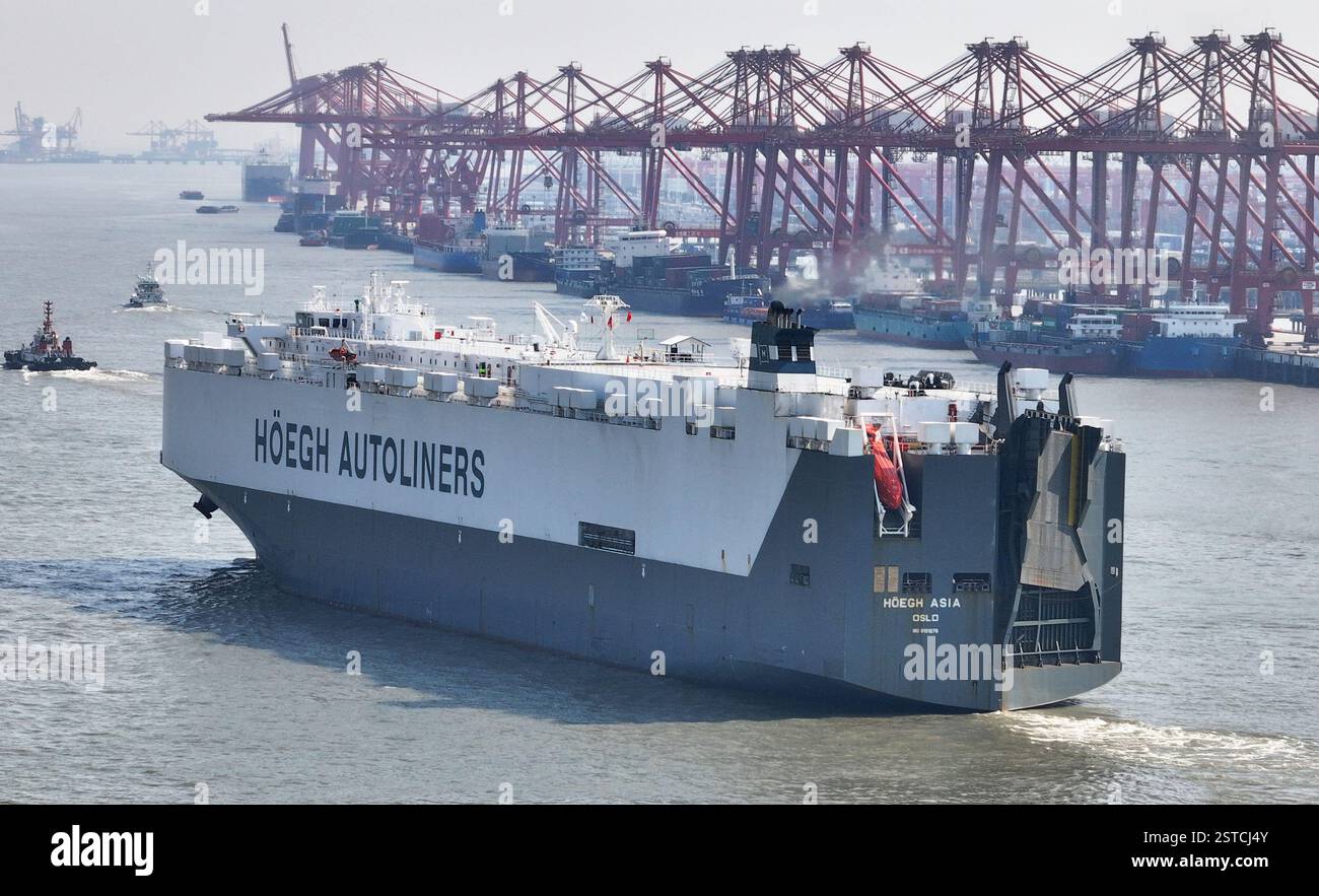 A ro-ro ship loaded with export vehicles leave Haitong (Taicang ...