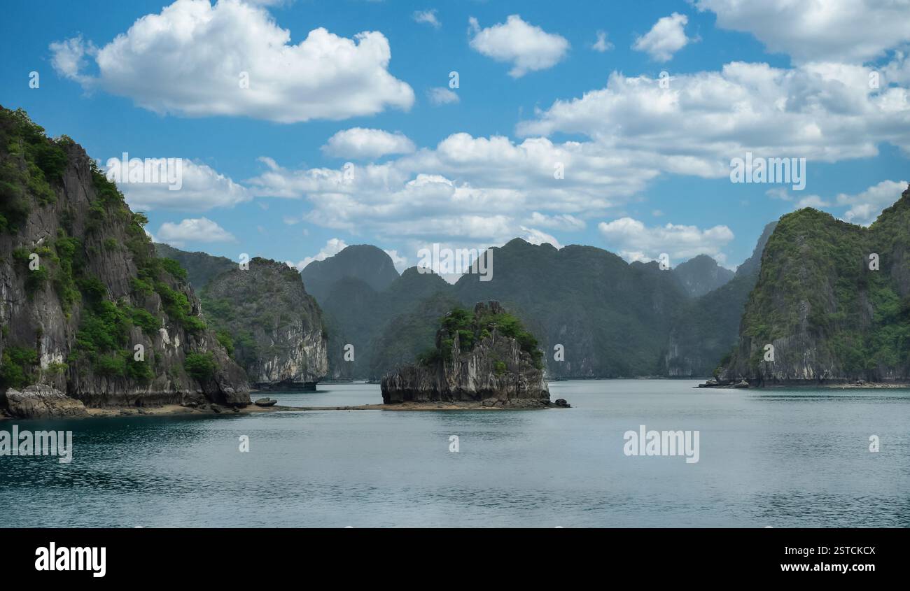 Beautiful landscape Lan Ha bay view from the Cat Ba Island. Lan Ha bay ...