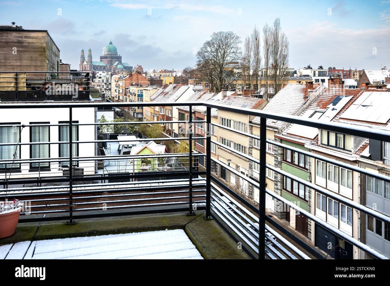 Rooftops and terraces covered with snow, high angle view of Jette ...