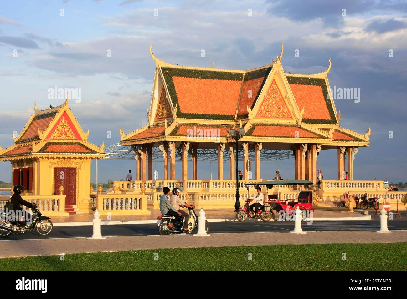 Sisowath Quay, city center of Phnom Penh, Cambodia Stock Photo - Alamy