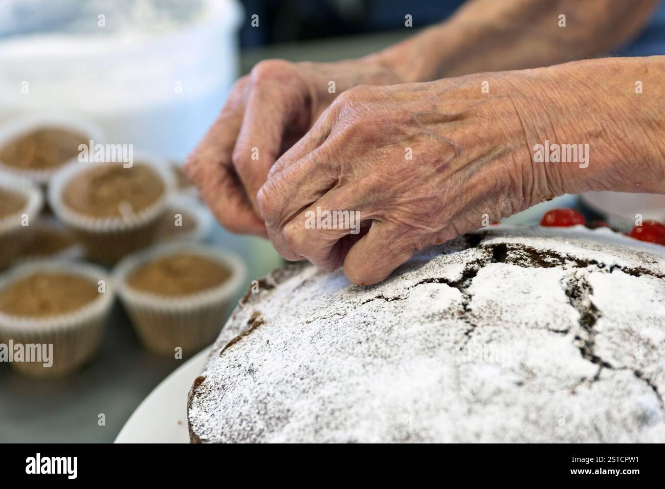 Female hands decorate sponge cake hi-res stock photography and images ...