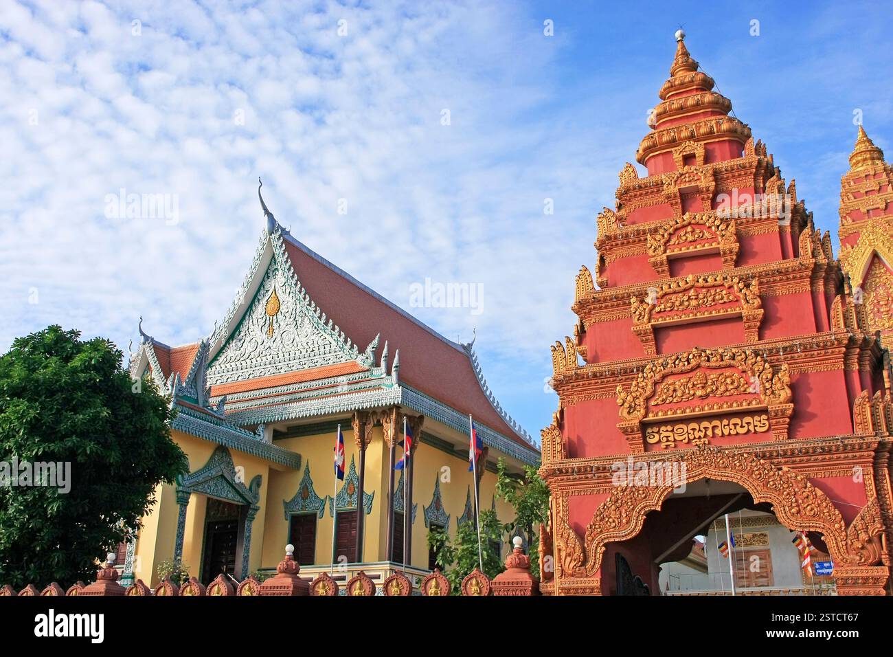 Rooftops of Wat Ounalom Stock Photo - Alamy