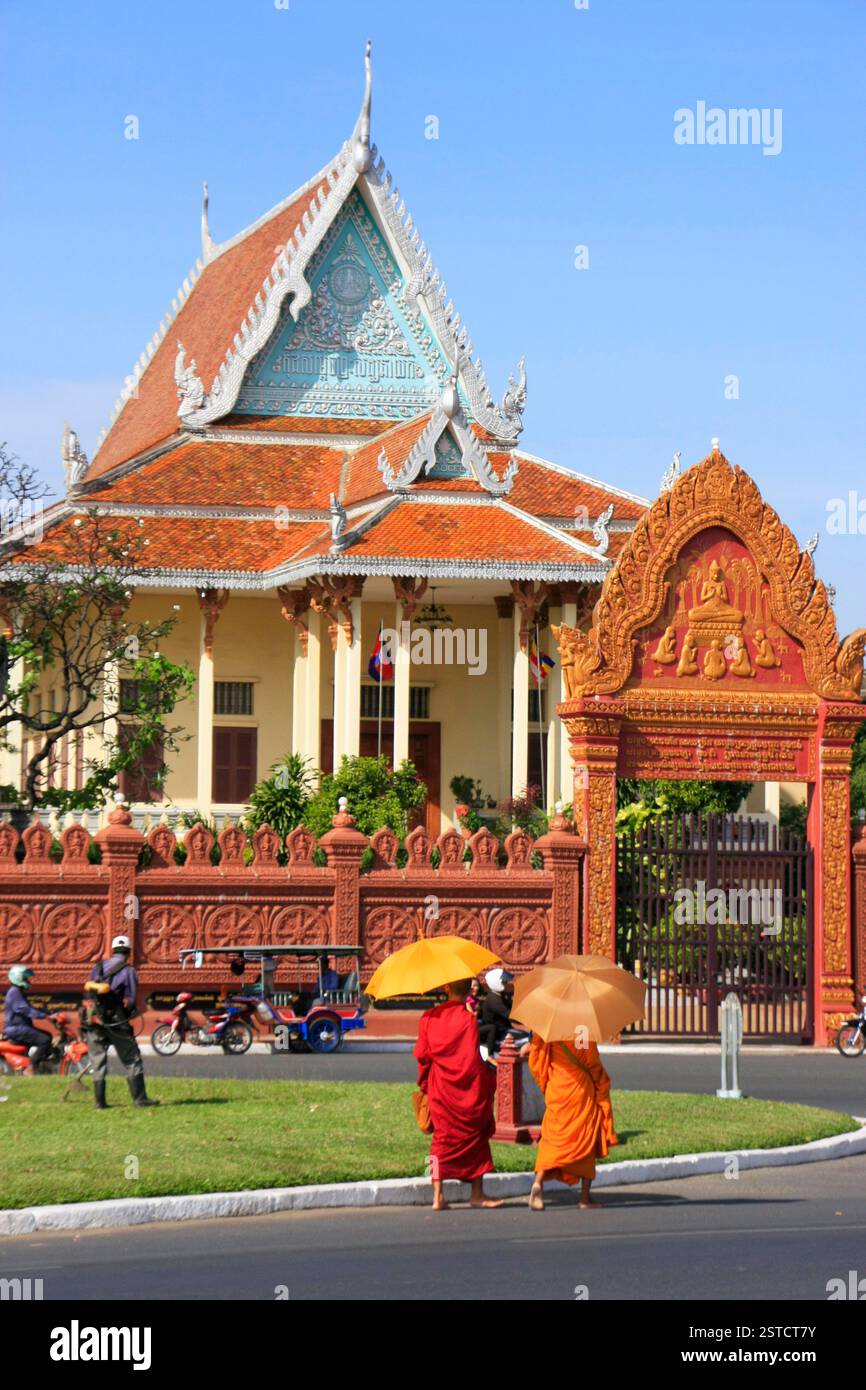 Wat Ounalom, Sisowath Quay Stock Photo - Alamy