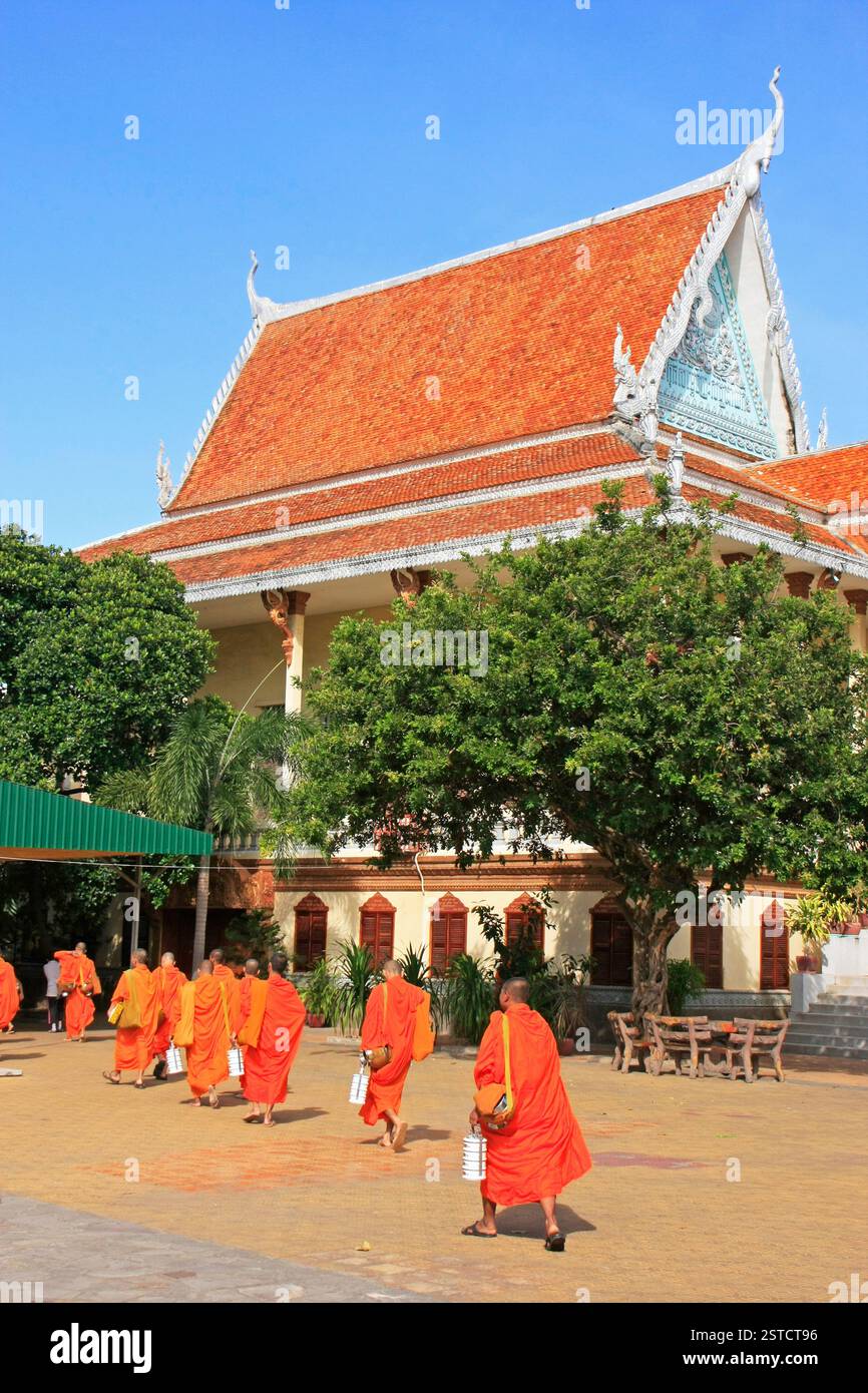 Buddhist monks walking in the courtyard of Wat Ounalom, Phnom Penh ...