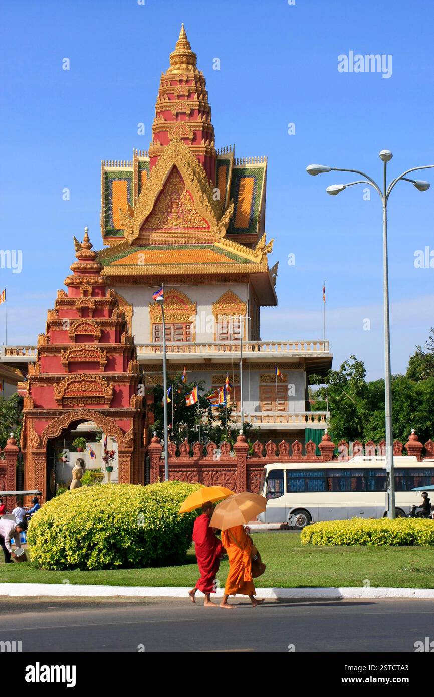 Wat Ounalom, Sisowath Quay Stock Photo - Alamy