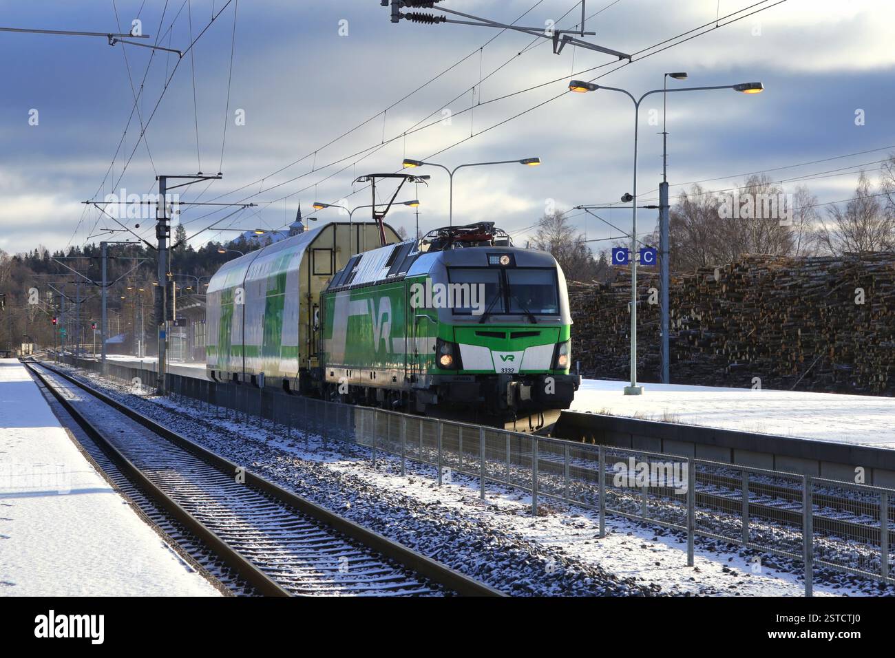 Siemens Vectron, VR Class Sr 3 No. 3332 locomotive in front of GD ...