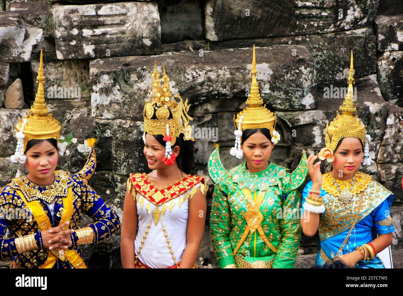 Apsara dancers bayon temple hi-res stock photography and images - Alamy