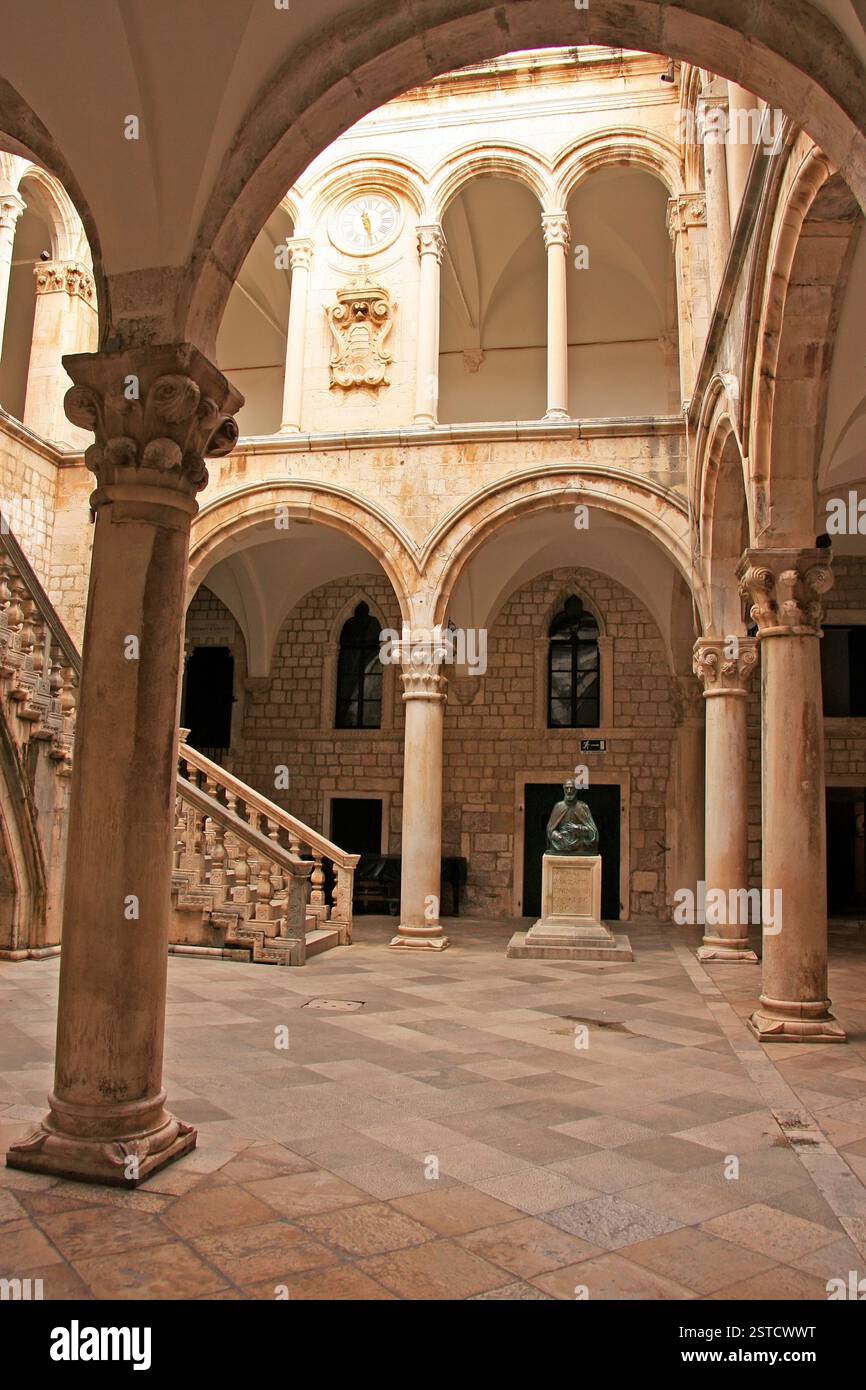 Medieval atrium hi-res stock photography and images - Alamy