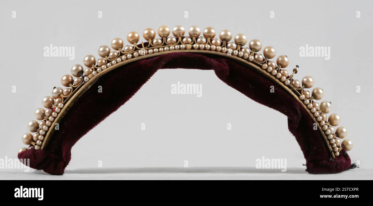 Decor featuring a row of pearls with two rows of larger pearls ...