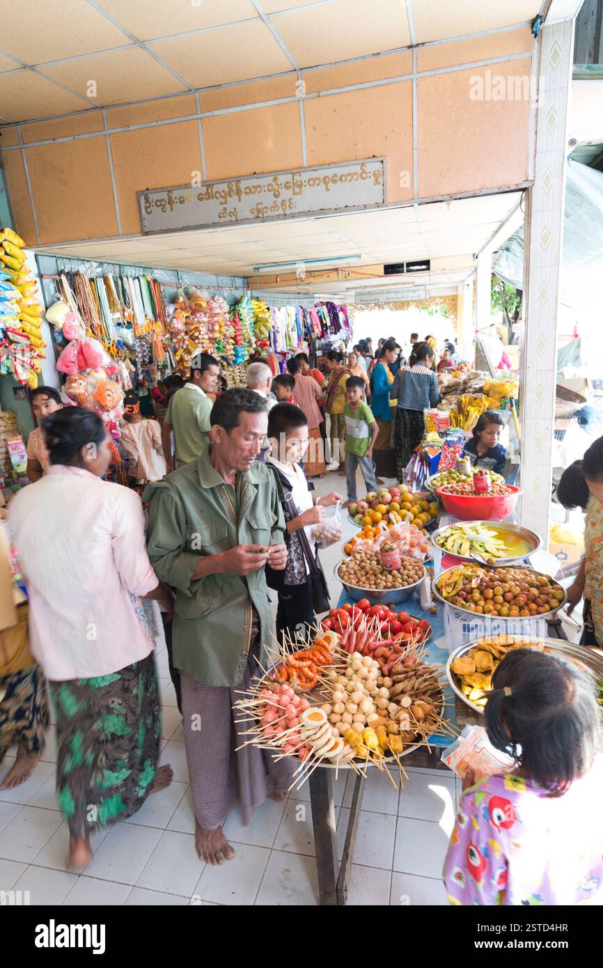 Myanmar, Hpa-an, market stalls and shops Stock Photo - Alamy