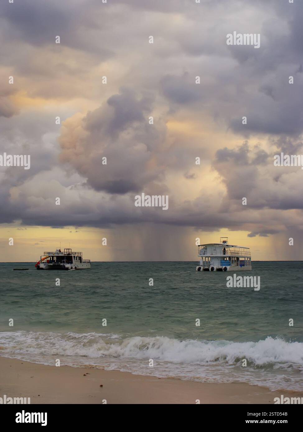Ocean rainstorm hi-res stock photography and images - Alamy