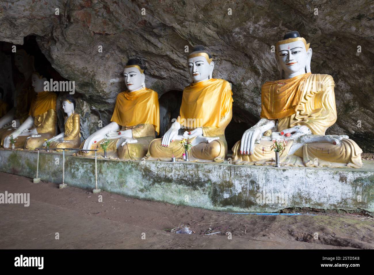 Myanmar, nr Mawlamyine, Buddha images at the Kha-Yon Cave temple Stock ...