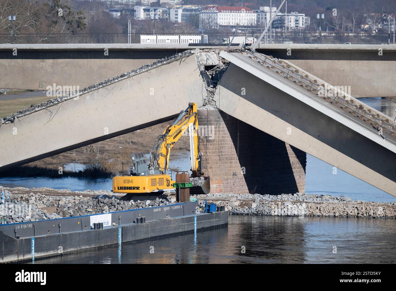 Dresden, Germany. 18th Feb, 2025. An excavator standing on a ship on ...