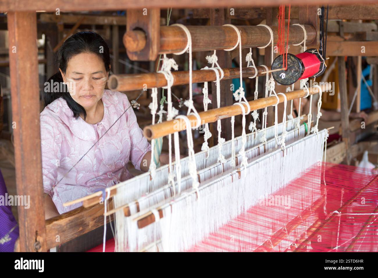 Myanmar, Swe Nyaung, woman weaving in craft shop Stock Photo - Alamy