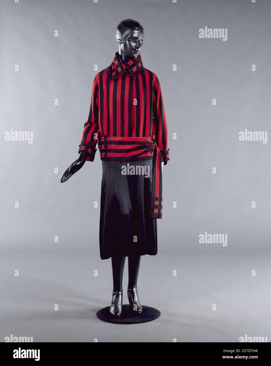 A design that plays with the opposition between vertical lines on the ...