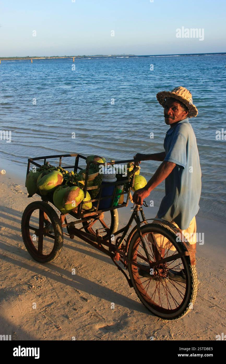 Man vendor selling beach hi-res stock photography and images - Alamy