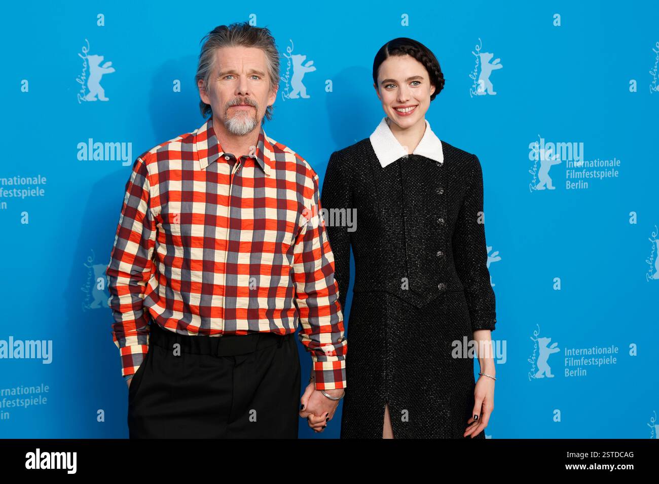 Ethan Hawke und Margaret Qualley beim Photocall zum Kinofilm 'Blue Moon' auf der Berlinale 2025 ...