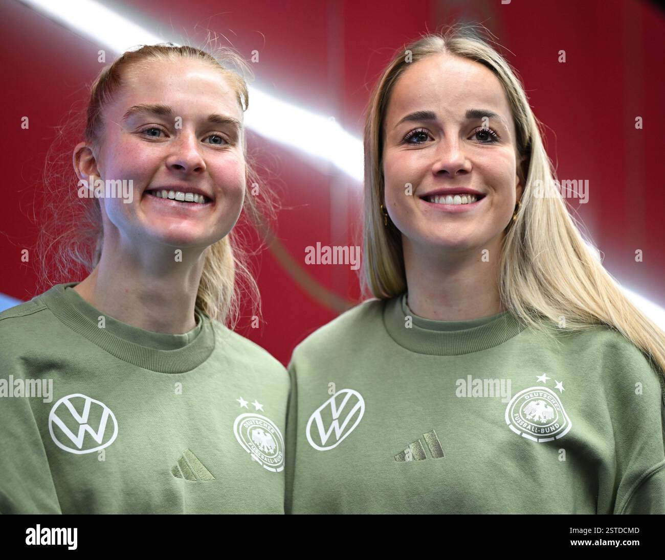 18 February 2025, Hesse, Frankfurt/Main: New captain Giulia Gwinn (r ...