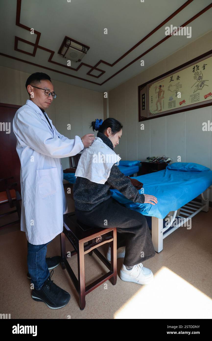 (250218) -- ZHUJI, Feb. 18, 2025 (Xinhua) -- A traditional Chinese ...