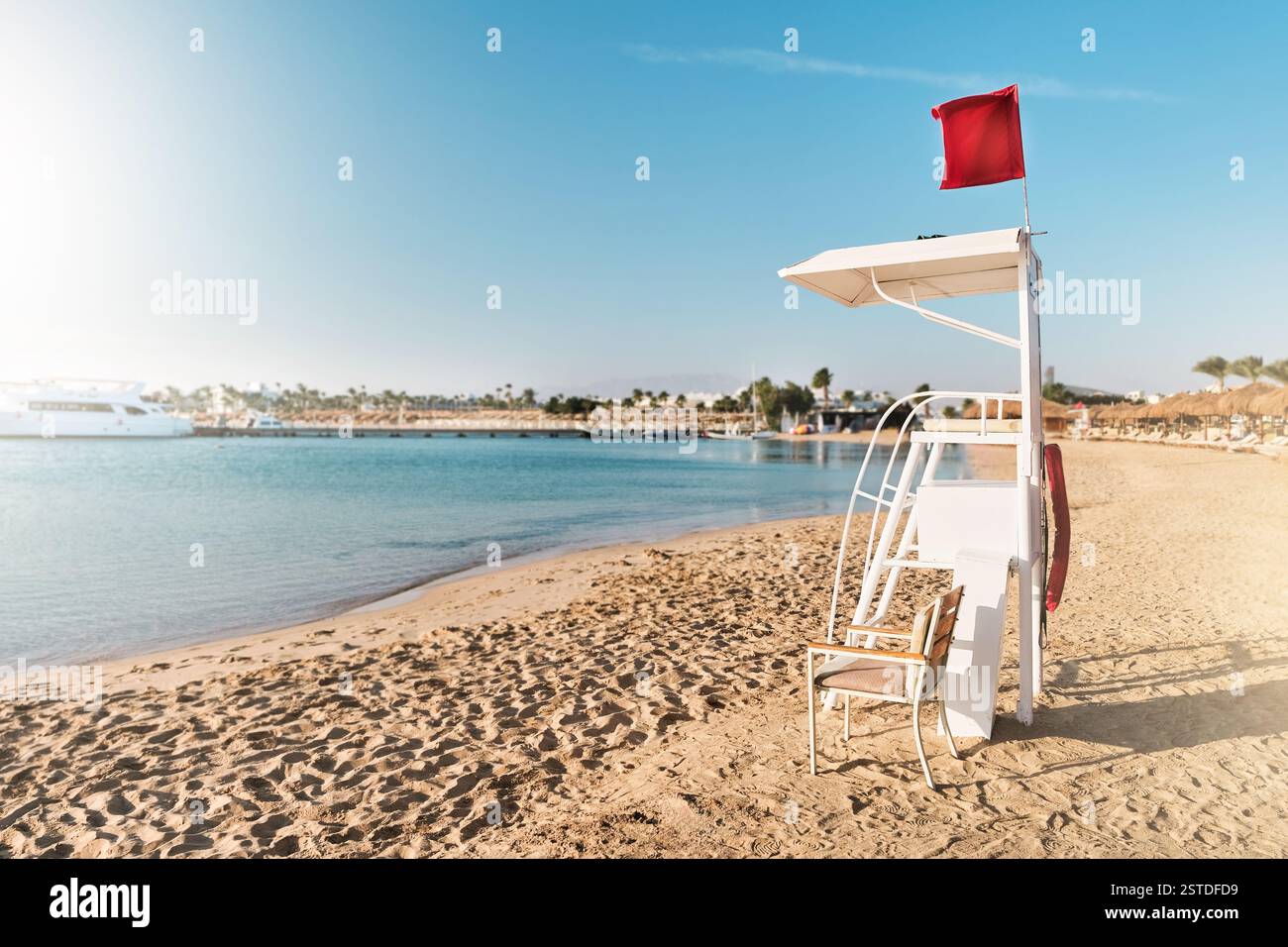 Lifeguard tower or post with red flag. Scenic view of empty bay watch ...