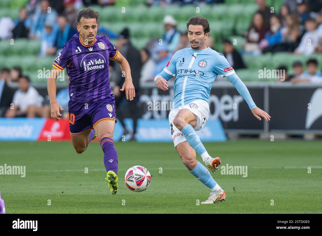 Nikola Mileusnic of Perth Glory (L) and Callum Talbot (R) of Melbourne ...