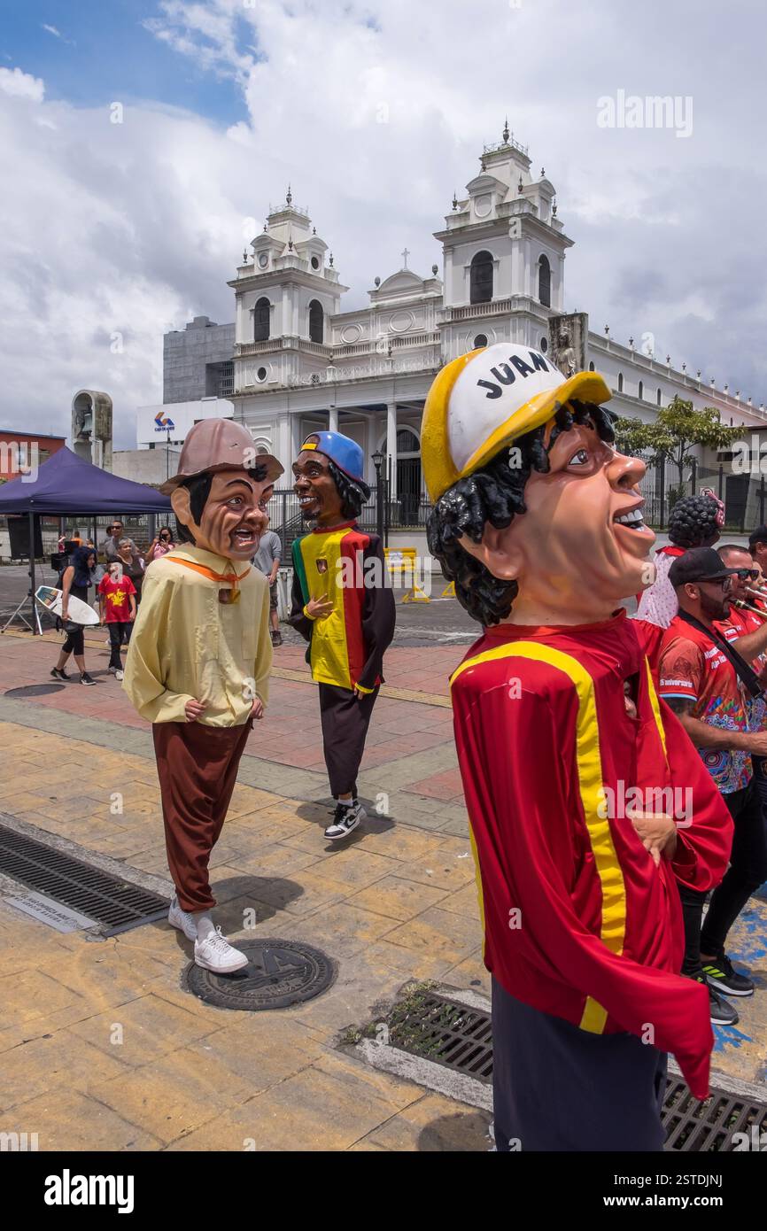 Parade of large big heads through the streets of downtown San José ...
