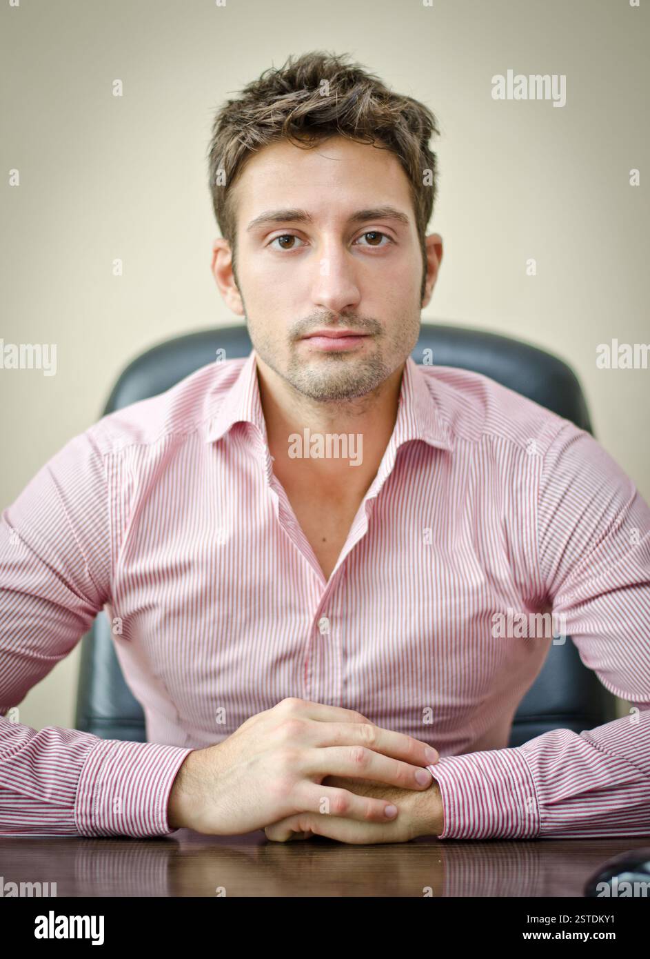 Looking desk hi-res stock photography and images - Alamy