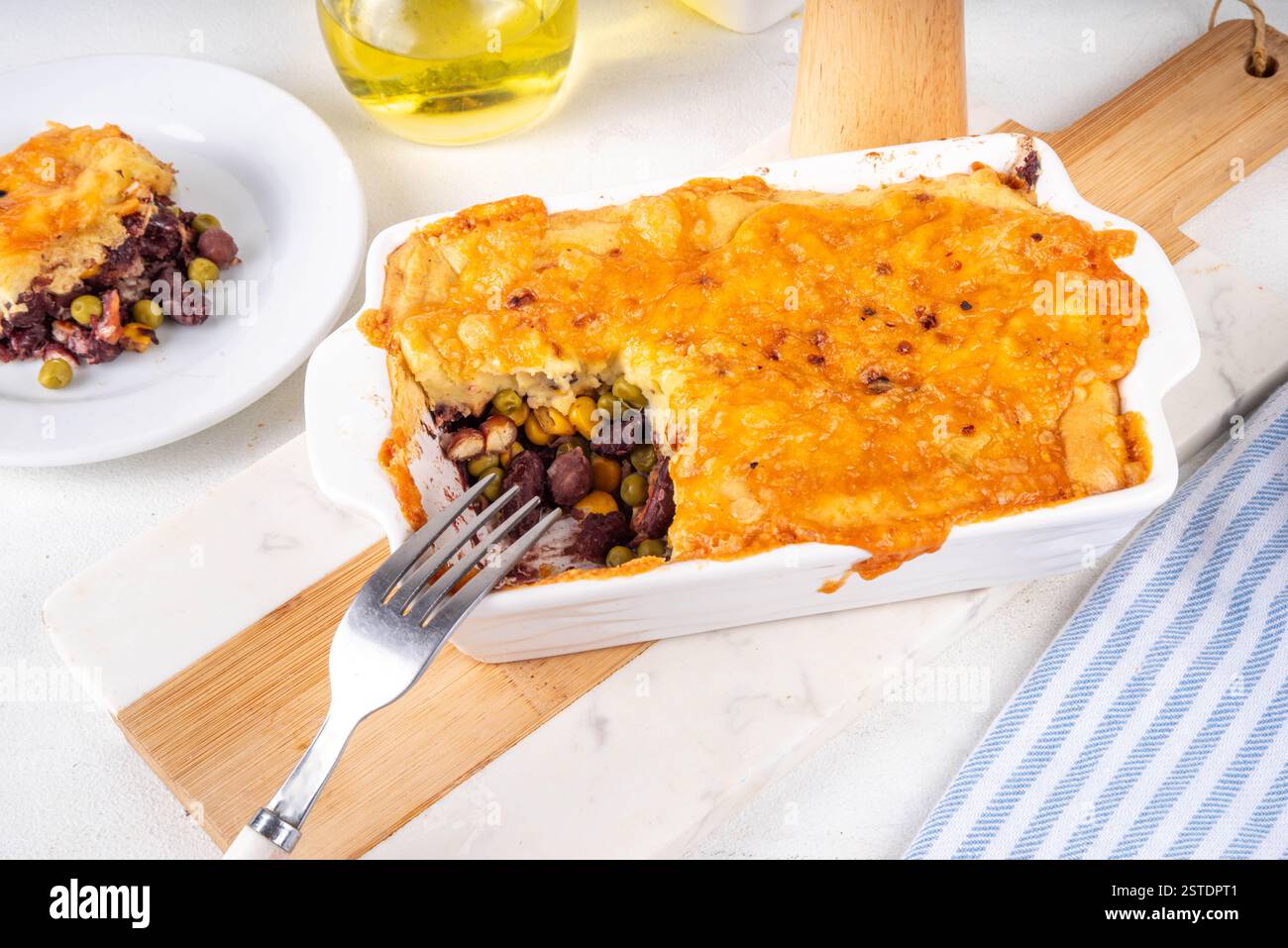 Vegan Sheppard Pie Recipe. Traditional English pie with mashed potatoes ...