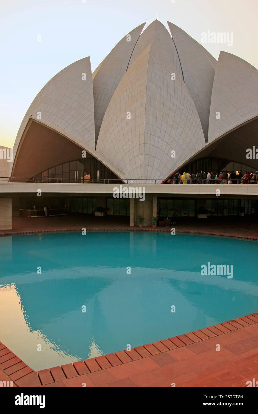 Lotus temple bahai delhi reflection hi-res stock photography and images ...