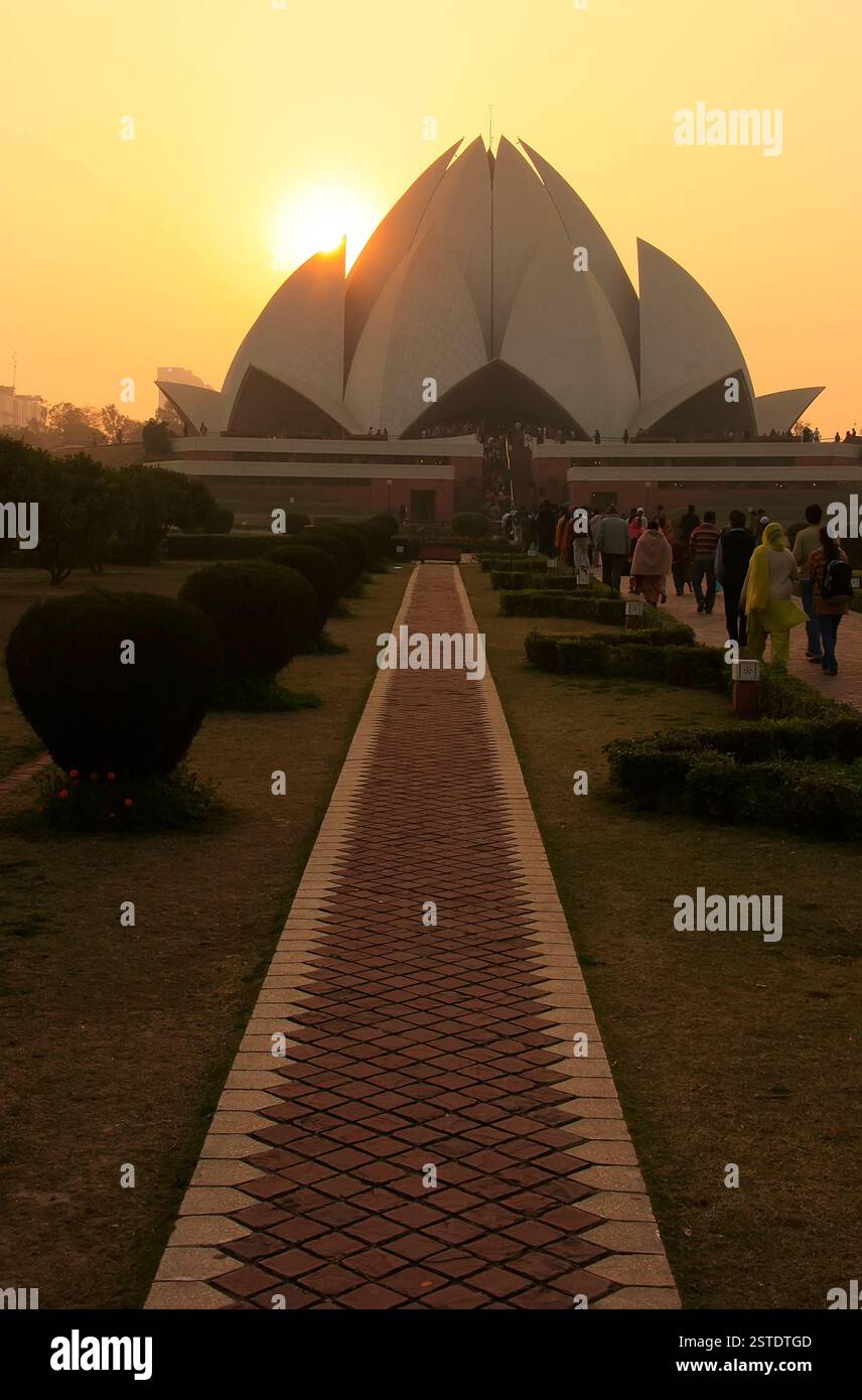 Lotus temple bahai delhi reflection hi-res stock photography and images ...