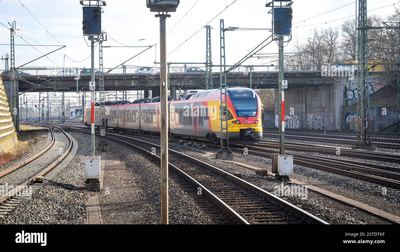 Marode Brücke über ICE Strecke in Kassel-Wilhelmshöhe. Ein Region ...
