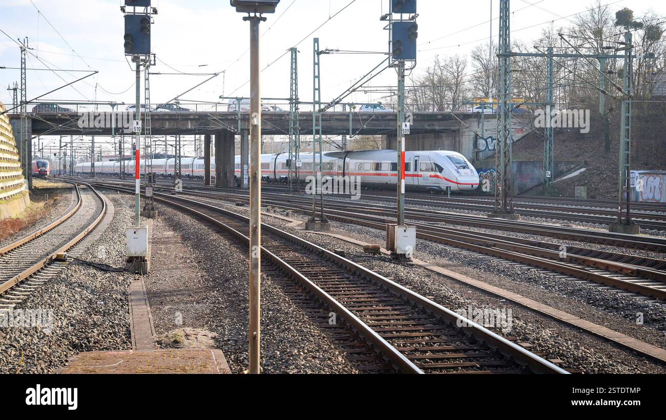 Marode Brücke über ICE Strecke in Kassel-Wilhelmshöhe. Ein Intercity ...