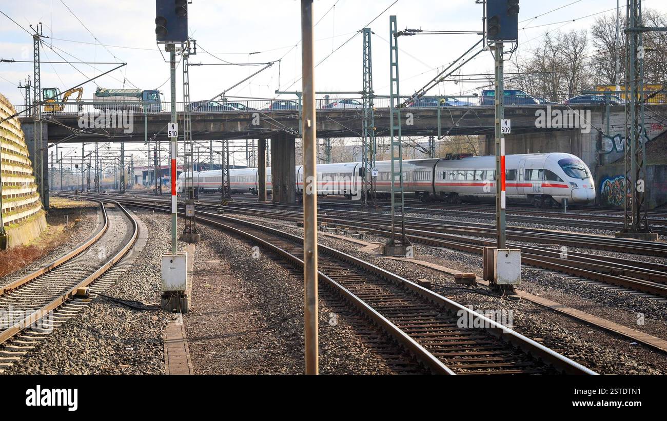 Marode Brücke über ICE Strecke in Kassel-Wilhelmshöhe. Ein Intercity ...