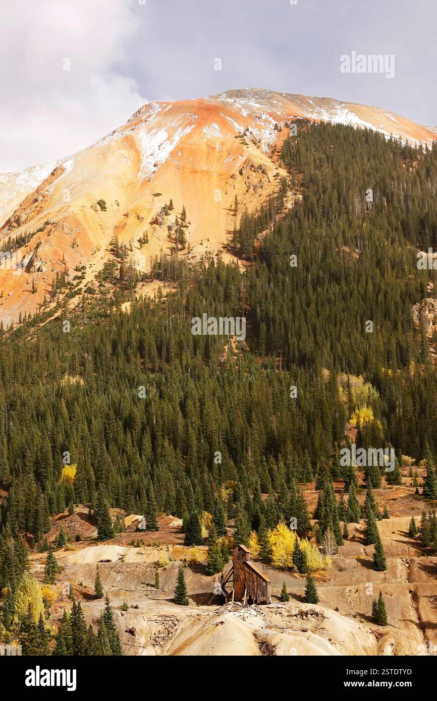 Red mountain pass hi-res stock photography and images - Alamy