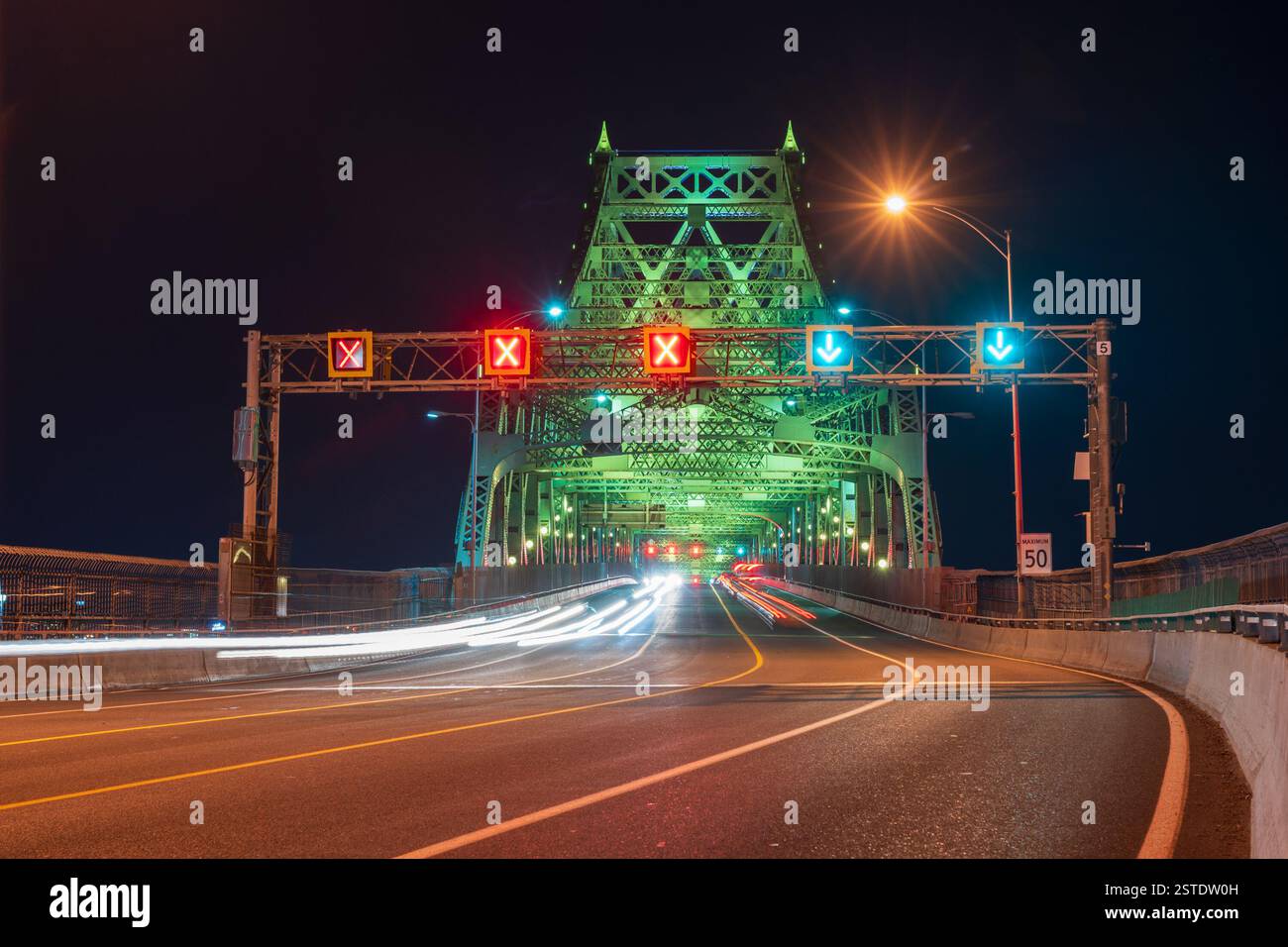 Jacques Cartier Bridge (Pont Jacques-Cartier) illuminated at night ...