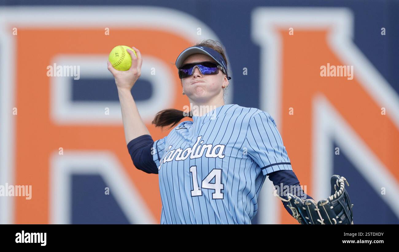 North Carolina's Lexie Roberts (14) throws the ball during an NCAA ...
