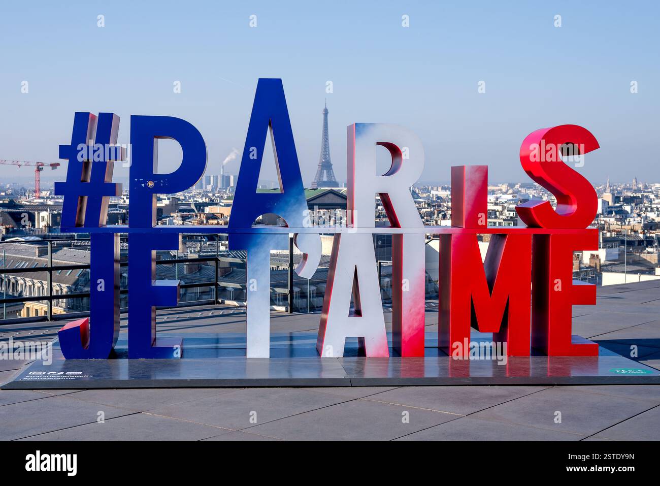 Sign of 'Paris je t'aime' on the rooftop of the famous department store ...