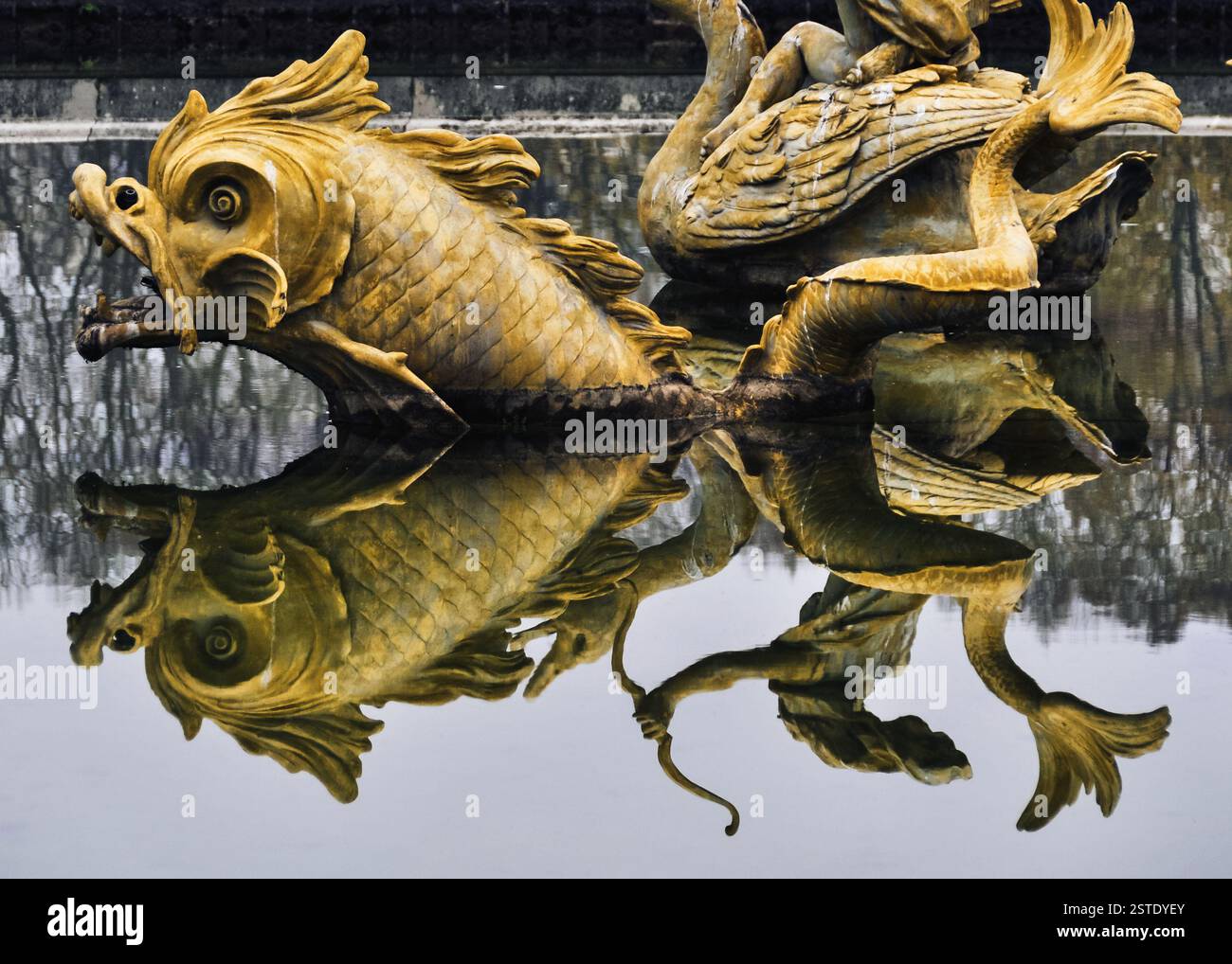 Golden fountain hi-res stock photography and images - Alamy