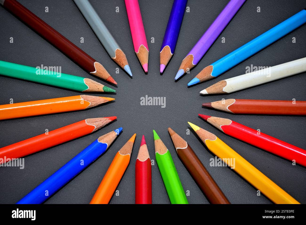 Arrange the color pencils in a circle Stock Photo - Alamy