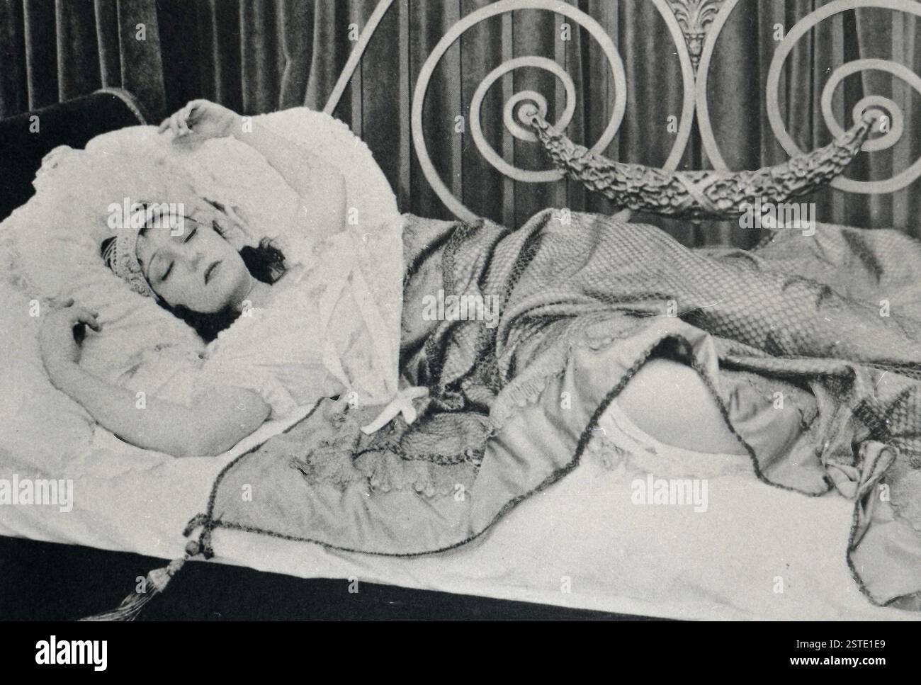 Gloria swanson in male hi-res stock photography and images - Alamy