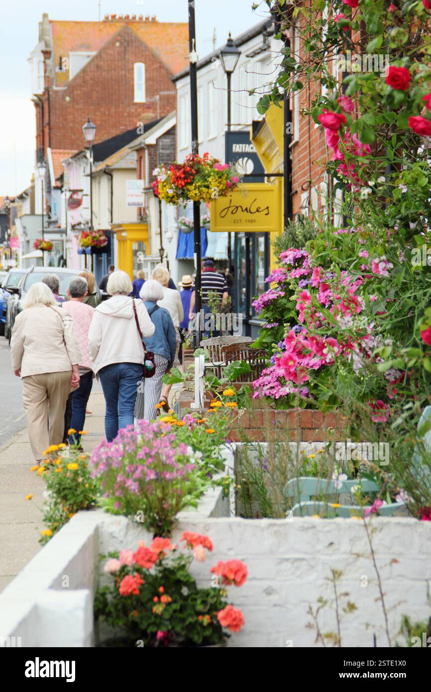 Aldeburgh, Suffolk. Visitors peruse shops on the High Street in summer ...