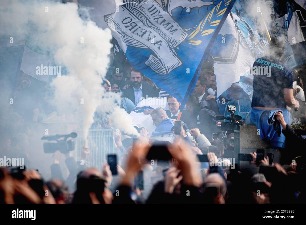 Fans seen recording with their phones during the funeral of Jorge Nuno ...
