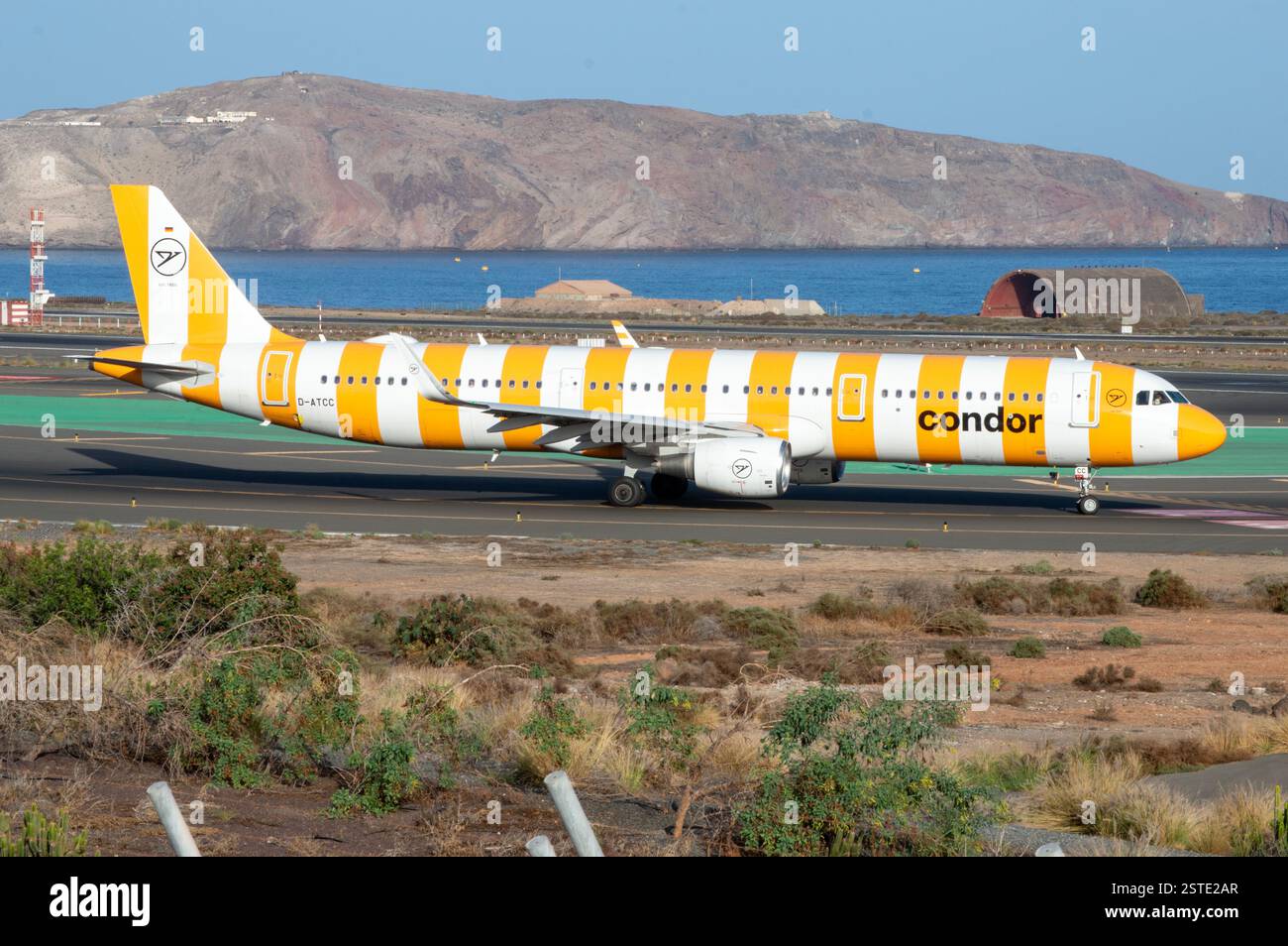 Avión de línea Airbus A321 de la aerolínea Condor con decoración Yellow ...