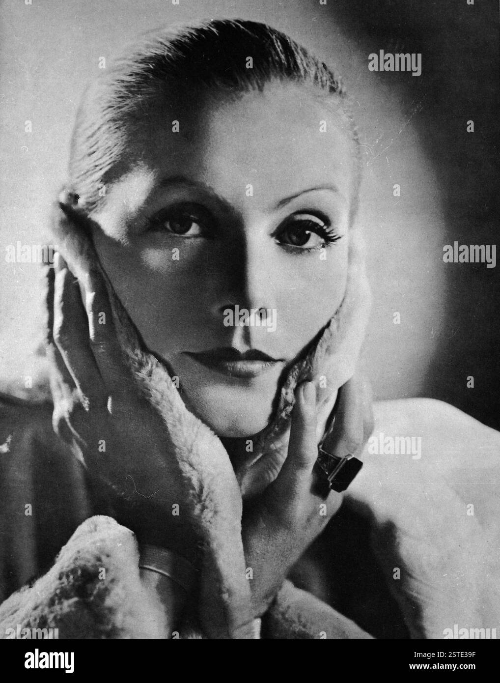 Portrait of Swedish actress Greta Garbo, USA 1930s Stock Photo - Alamy